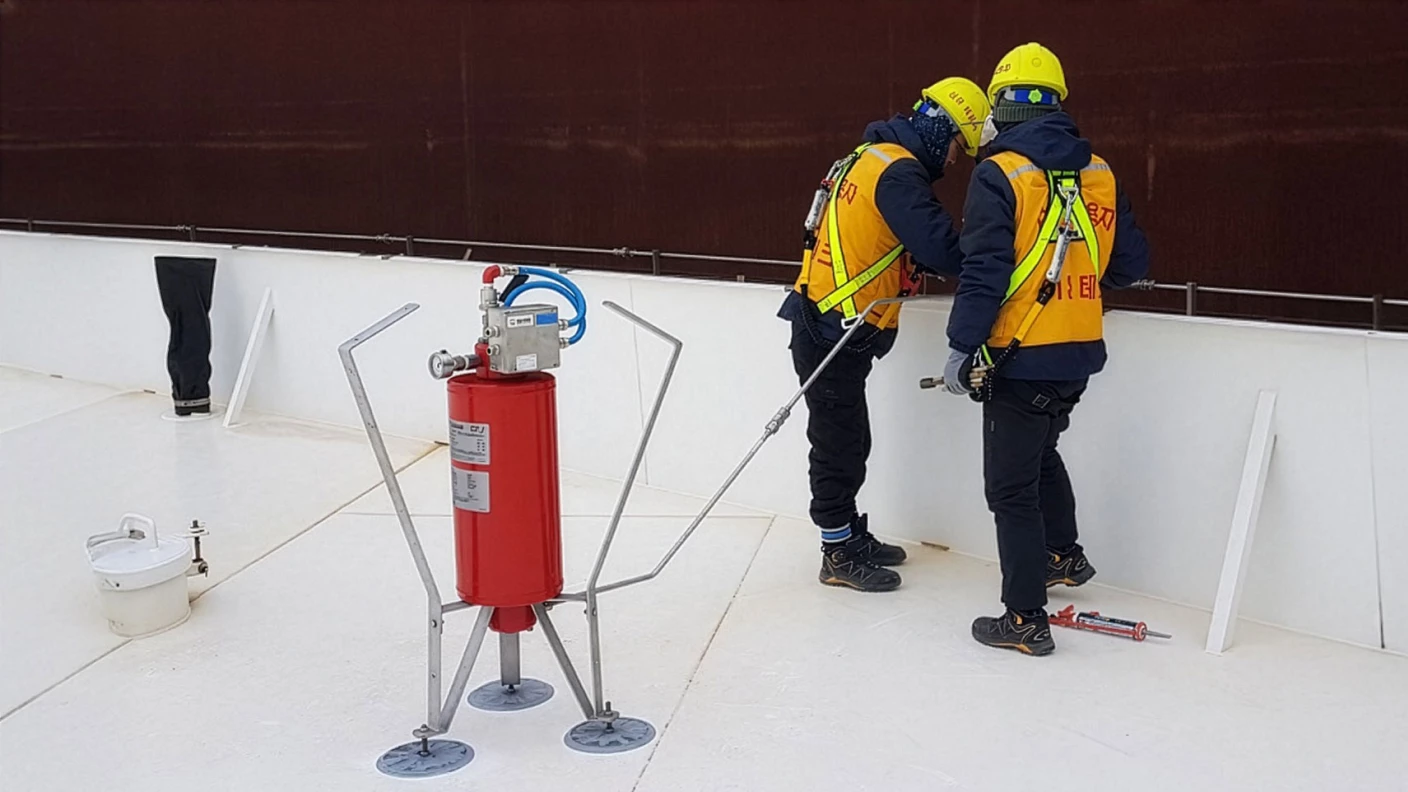 Floating roof tank fire protection system - Saval.nl